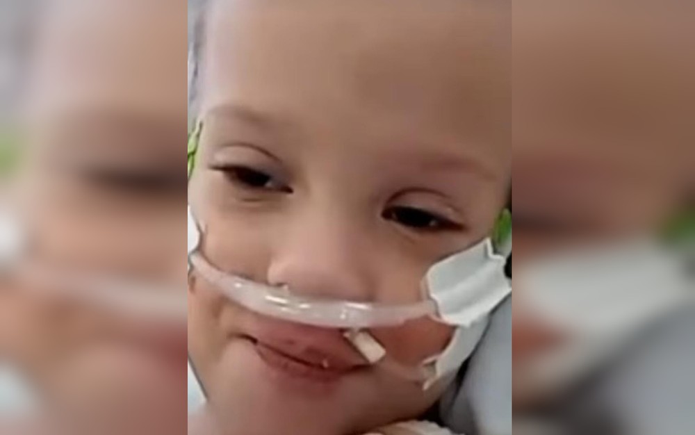 Siamesas separadas: Valentina sorri pela primeira vez após cirurgia